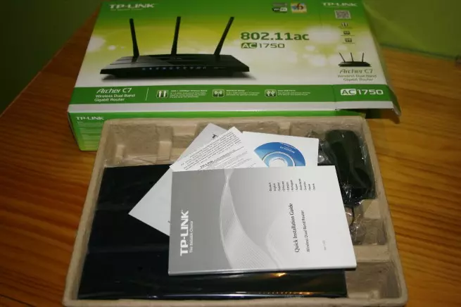 Vista interna della scatola del router TP-Link Archer C7