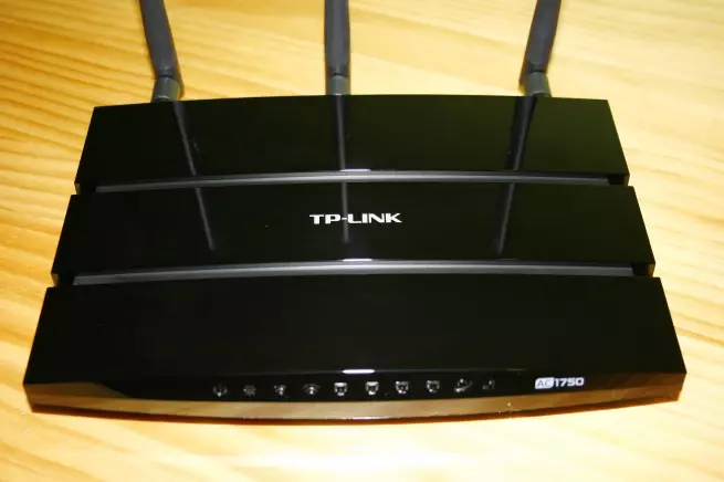 Выгляд спераду маршрутызатара TP-Link Archer C7 зверху