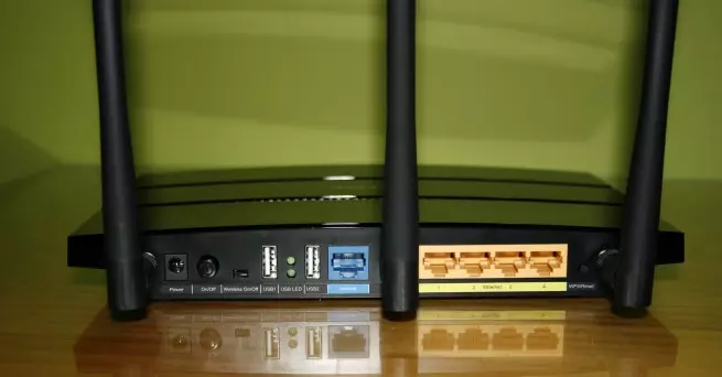 Vista posteriore del router TP-Link Archer C7