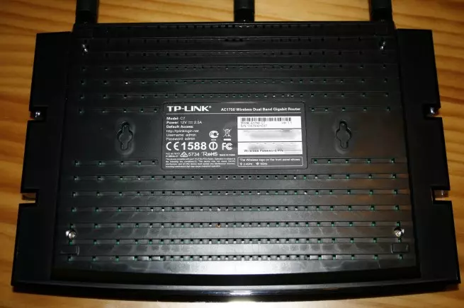 Vista dal basso del router TP-Link Archer C7