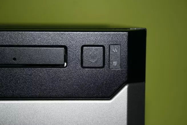 Aanzicht van de aan/uit-knop en leds van de HP ProLiant MicroServer Gen8