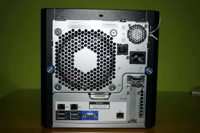 Vista posterior do servidor HP ProLiant MicroServer Gen8