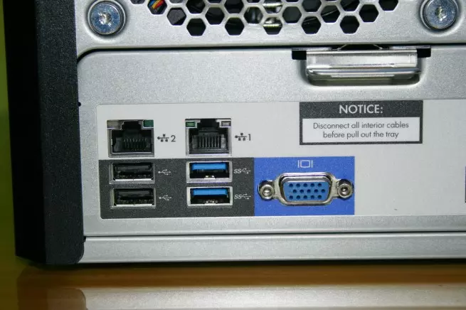 Paparan sambungan HP ProLiant MicroServer Gen8