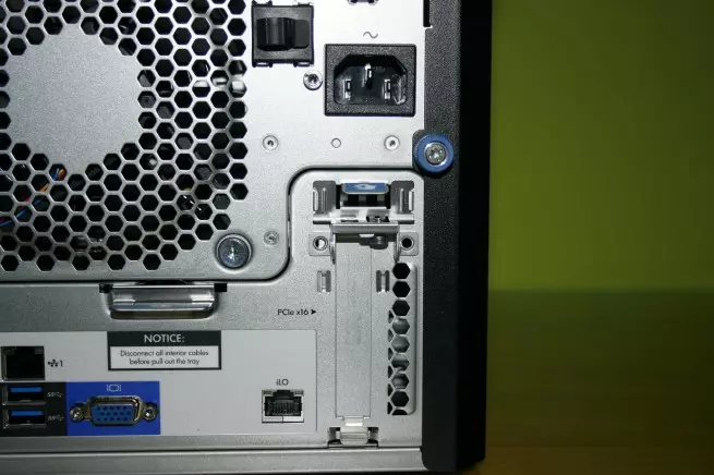 Ansicht des Stromanschlusses und zusätzlicher PCI auf dem HP ProLiant MicroServer Gen8