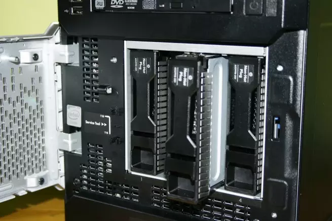 View ng pagtanggal ng hard drive ng HP ProLiant MicroServer Gen8