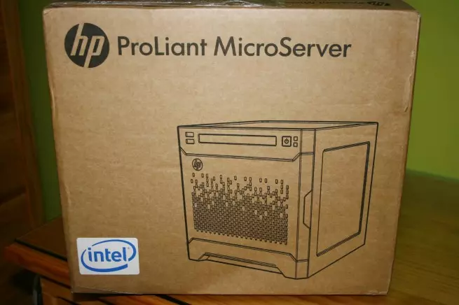 Vorderansicht der Verpackung des HP ProLiant MicroServer Gen8