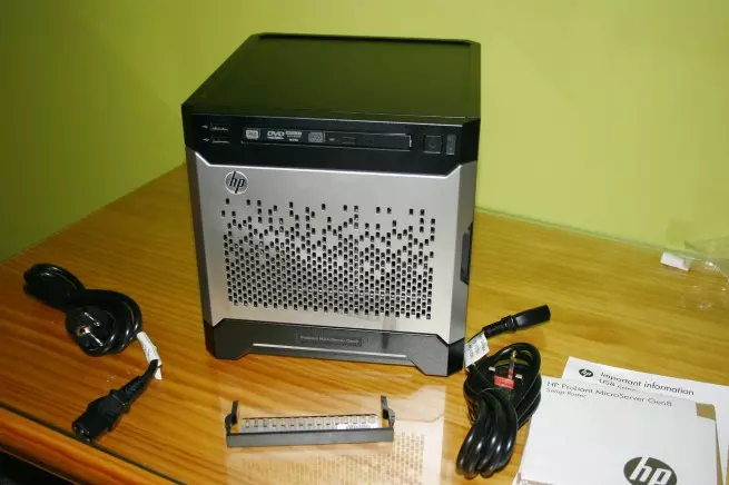 Pogled vsebine škatle HP ProLiant MicroServer Gen8
