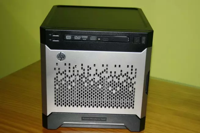 „HP ProLiant MicroServer Gen8“ serverio vaizdas iš viršaus
