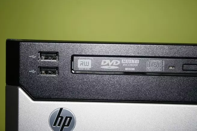 Vista detallada de regrabadora de CD/DVD e USB frontal HP ProLiant MicroServer Gen8