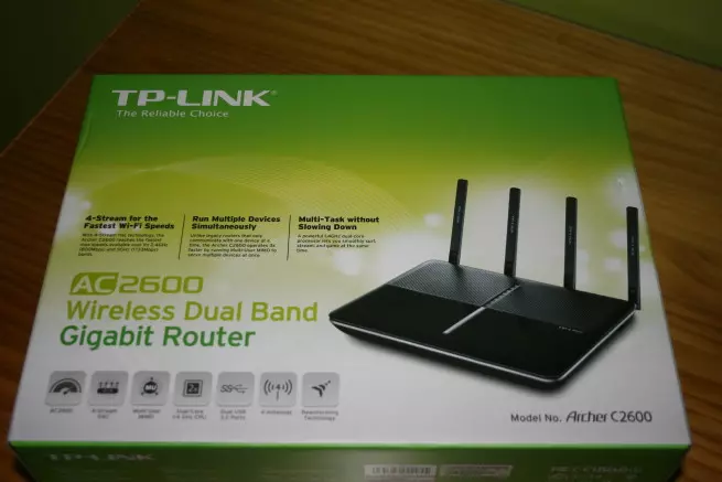 Přední strana pouzdra TP-LINK Archer C2600