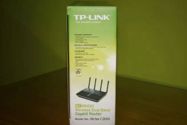 Ochr dde'r llwybrydd niwtral TP-LINK Archer C2600