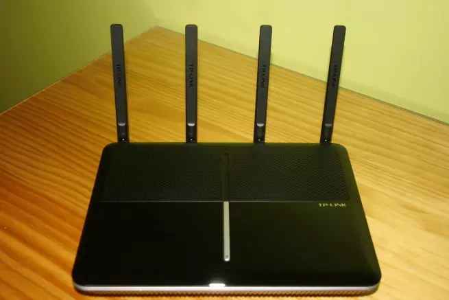 TP-LINK Archer C2600 router ရှေ့