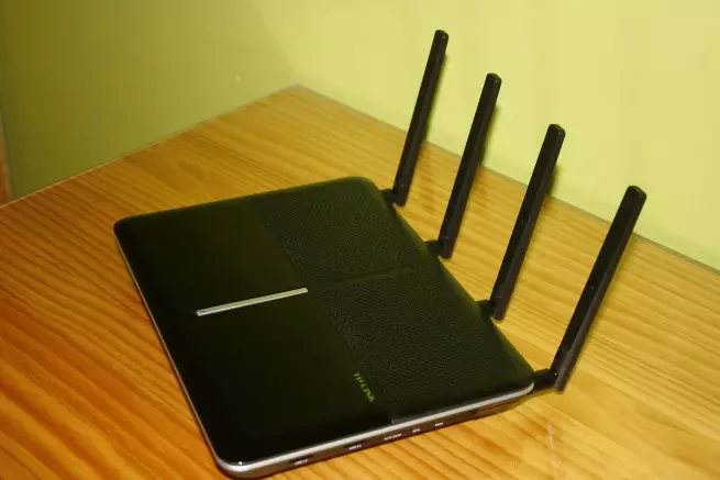 Правая сторона роутера TP-LINK Archer C2600