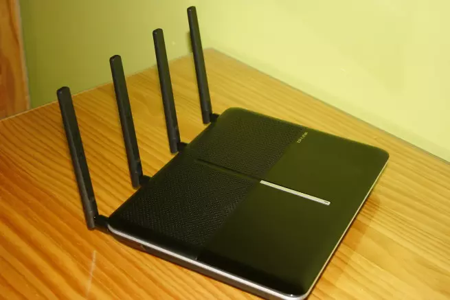 In-naħa tal-lemin tar-router TP-LINK Archer C2600