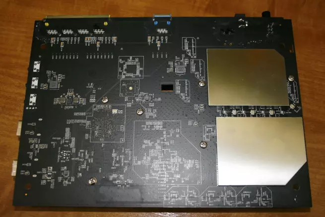 Sa likod sa TP-LINK C2600 router board