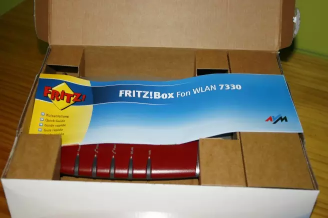 Panoramica della scatola aperta del FRITZ!Box 7330