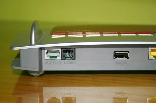 Detailní pohled na DSL a USB porty ve FRITZ!Box 7330