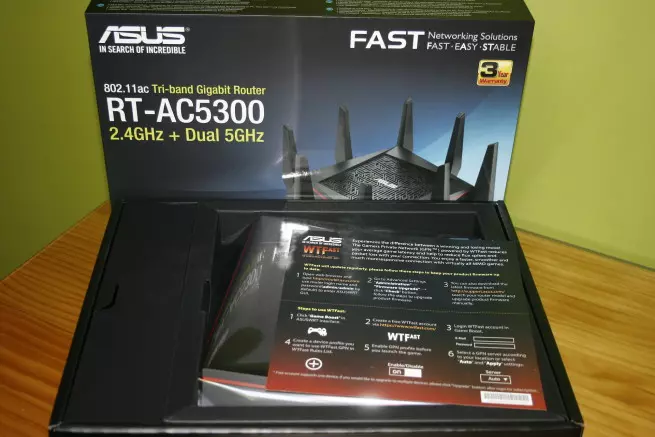 ASUS RT-AC5300 korpusunun interyeri