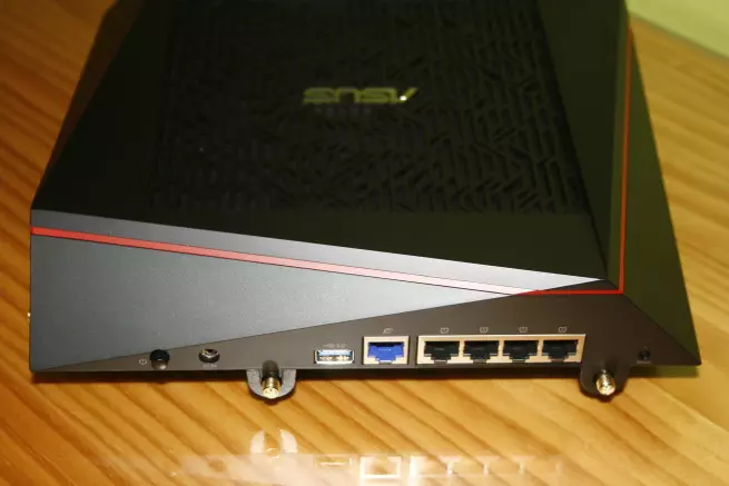 Inyuma ya router ya ASUS RT-AC5300 muburyo burambuye