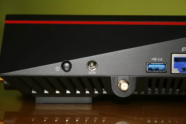 Ang power button sa ASUS RT-AC5300 router