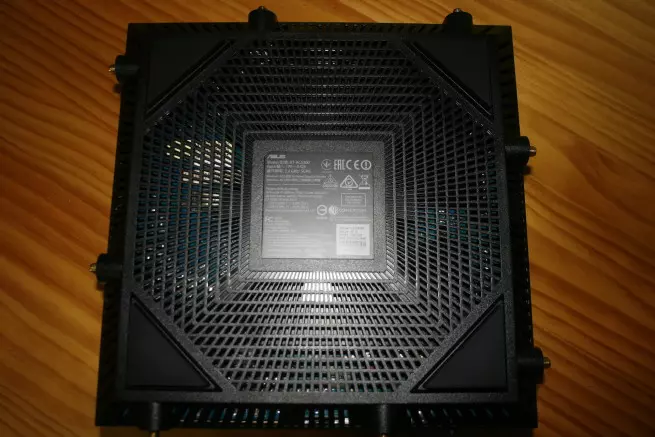 ASUS RT-AC5300 marşrutlaşdırıcısının alt hissəsi ətraflı şəkildə