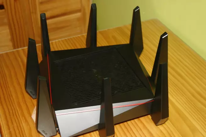 Pagtan-aw sa ASUS RT-AC5300 router nga adunay 8 antenna nga konektado