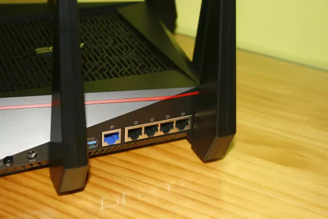 Pagtan-aw sa ASUS RT-AC5300 router nga adunay 8 antenna nga konektado