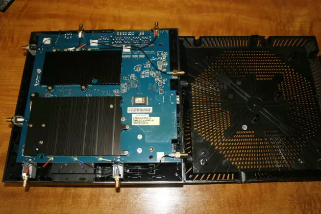 ASUS RT-AC5300 router board atubangan