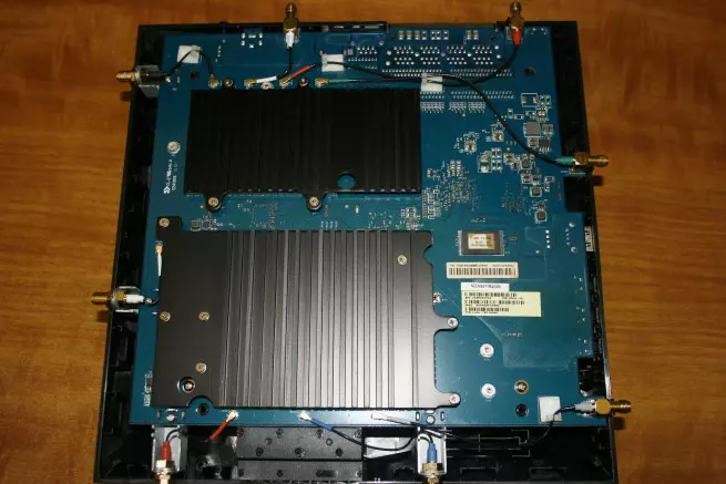 ASUS RT-AC5300 router board atubangan