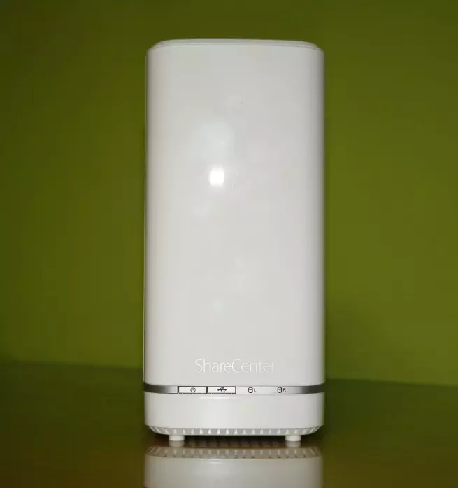 D-Link DNS-327L NAS এর সামনের দৃশ্য