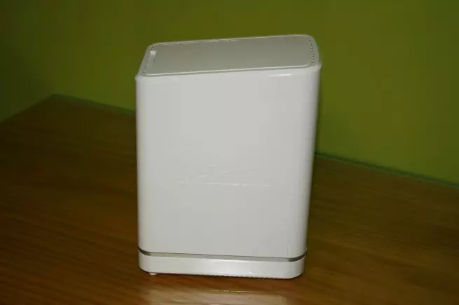 D-Link DNS-327L оң жагындагы көрүнүш