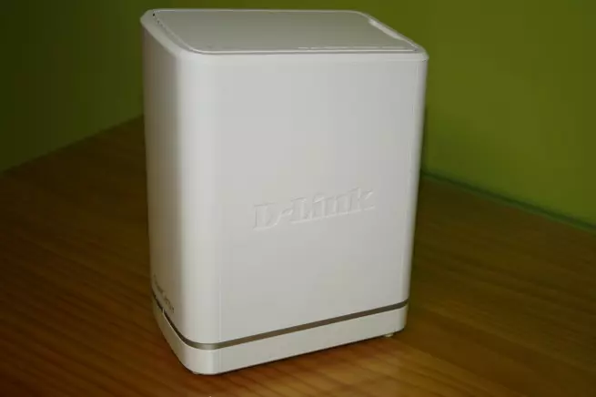 የ D-Link DNS-327L በግራ በኩል እይታ