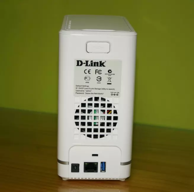 D-Link DNS-327L NAS-ის უკანა ხედი