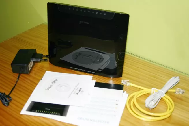 A D-Link DSL-3580L router nézete a doboz tartalmával