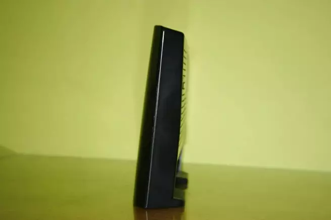 A D-Link DSL-3580L router jobb oldali nézete