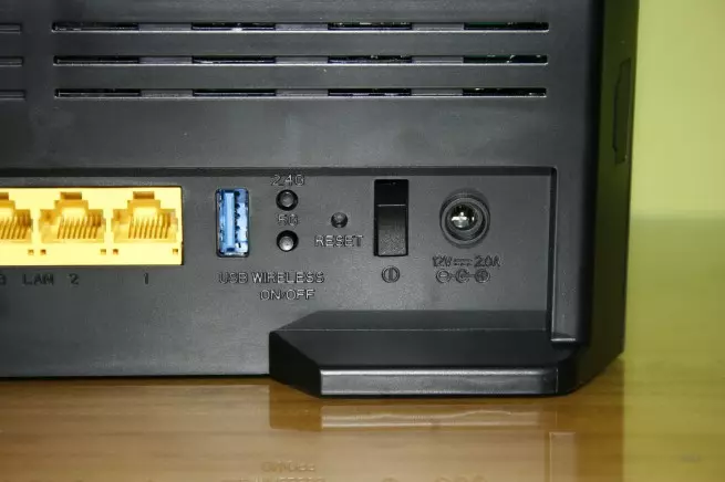 Txoj cai rear saib ntawm D-Link DSL-3580L router