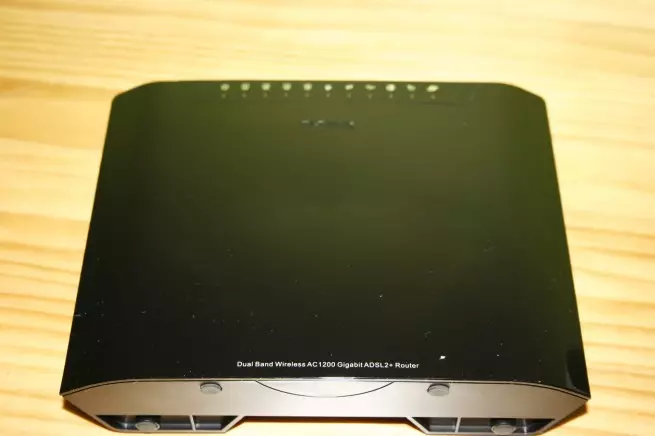 D-Link DSL-3580L ルーターの底面正面図