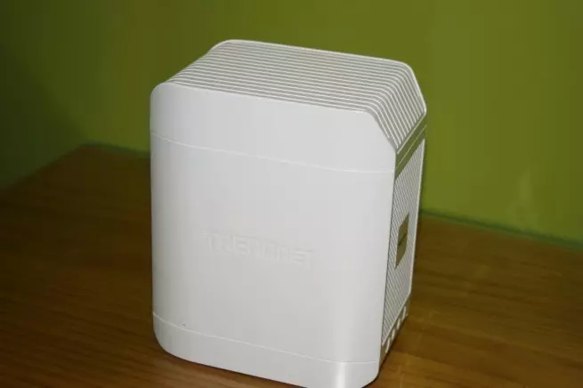 TRENDnet TN-200 Right Side View