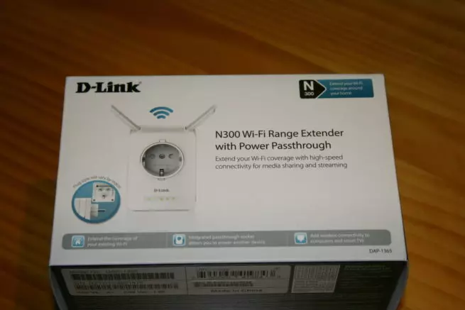 Bagian depan kotak repeater Wi-FI D-Link DAP-1365