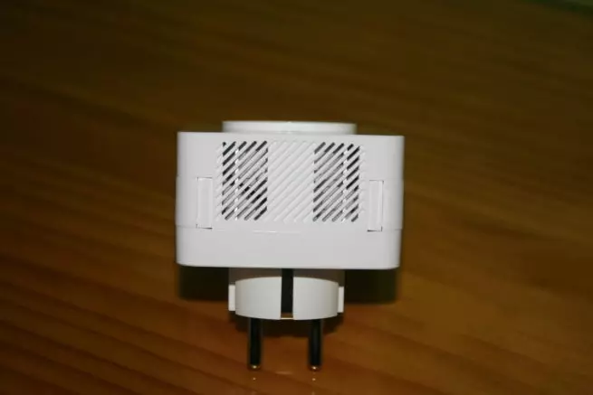 Верхняя зона рэтранслятара Wi-Fi D-Link DAP-1365