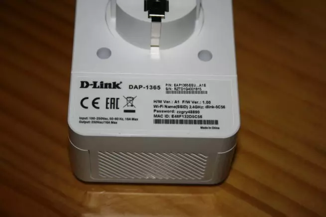 D-Link DAP-1365-ის სტიკერის არეალის ხედი წვდომის მონაცემებით