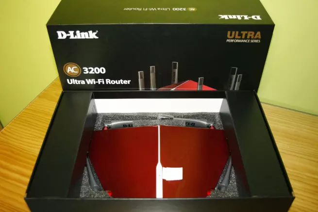 D-Link DIR-890L router နှင့်အတူ box အတွင်း