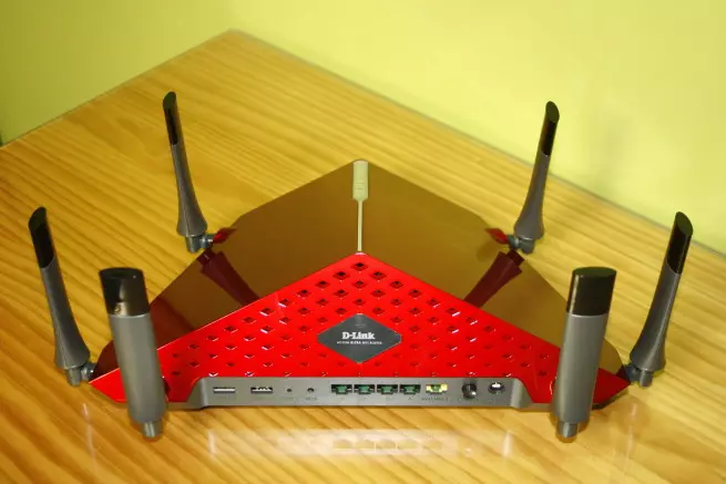 Bagian belakang router netral D-Link DIR-890L