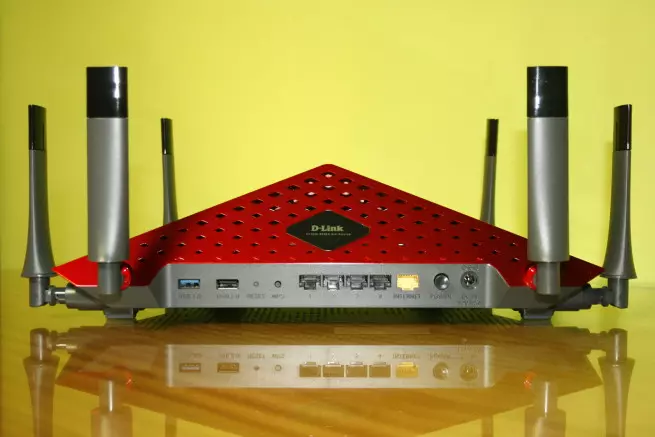 D-Link DIR-890L router ၏နောက်ဘက်တွင် ၎င်း၏ချိတ်ဆက်မှုများပါရှိသည်။