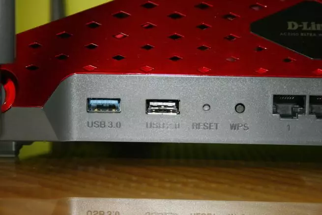 USB 3.0- en USB 2.0-poorten van de neutrale router D-Link DIR-890L