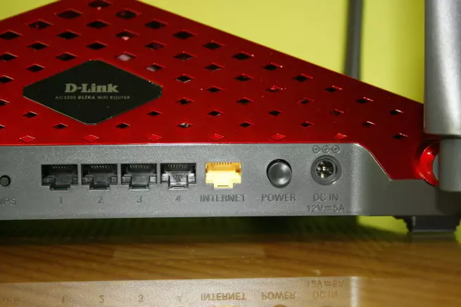 D-Link DIR-890L राउटरवर गिगाबिट इथरनेट पोर्ट्स