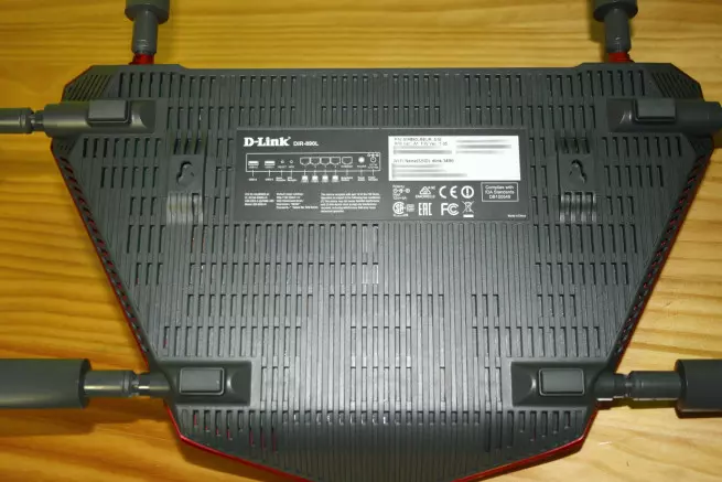 Area bawah router D-Link DIR-890L