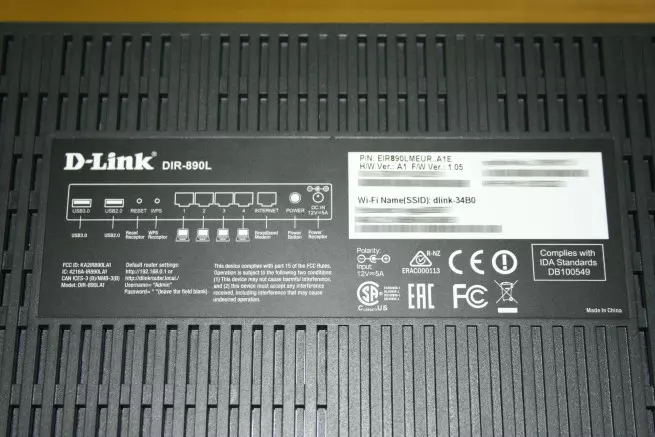 D-Link DIR-890L بې طرفه روټر سټیکر