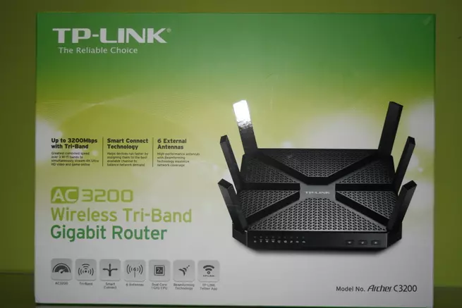 Quddiem il-kaxxa tar-router TP-Link Archer C3200