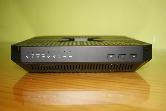 TP-Ihuza Archer C3200 router imbere hamwe na LED zose hamwe na buto y'ibikorwa